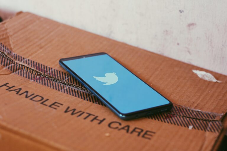 Quote tweeting vs. replying: when and how to use them to increase your ...